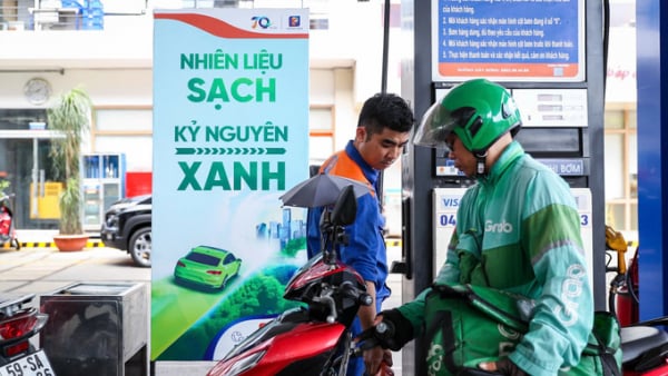 Giá xăng giảm gần 1.500 đồng/lít
